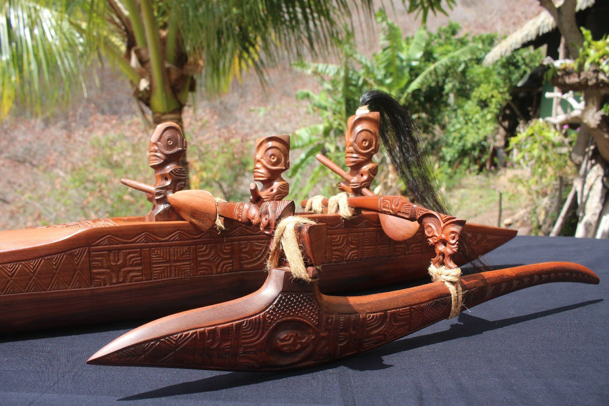 Polynesian canoe carved in wood – Cannibal Art